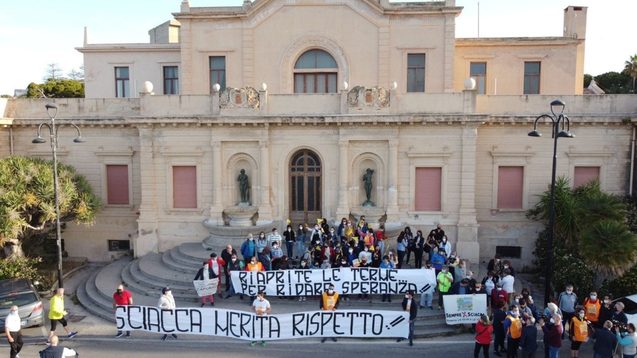 Sciacca, cento persone in marcia verso la Regione: "Riaprite le terme ...