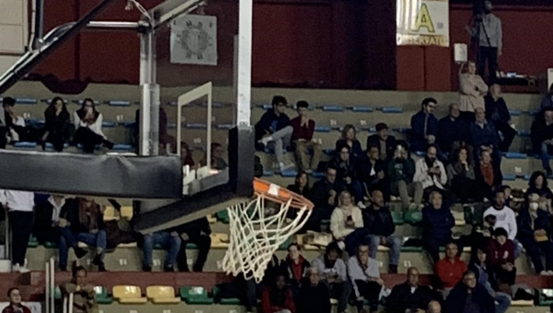 Basket, si piega il canestro dopo la schiacciata: partita sospesa fra ...