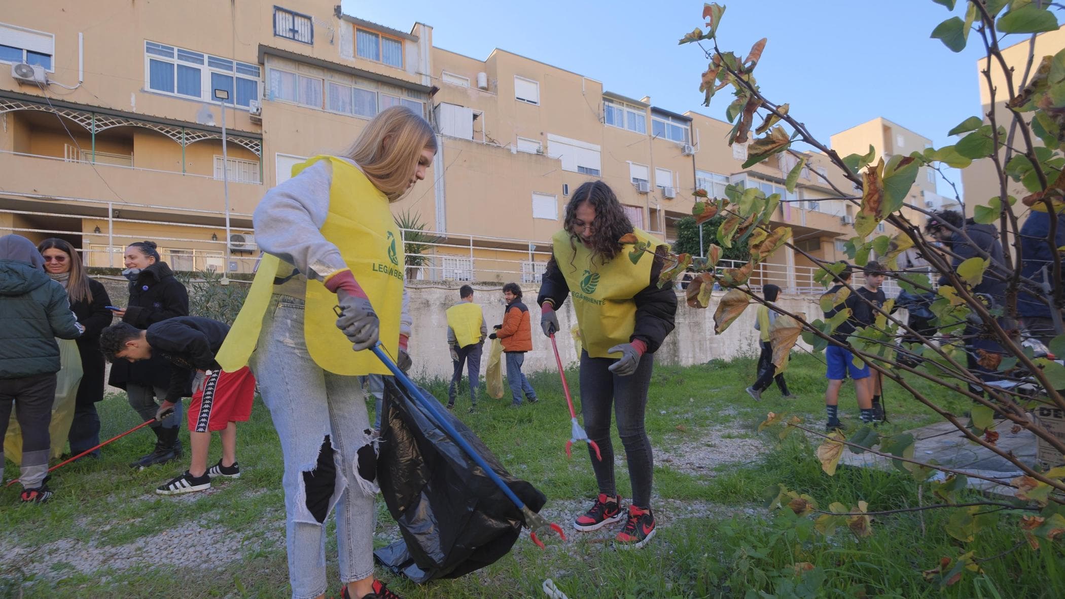 Ramazza e sacchi neri, a pulire sono i giovani “Neet” - la Repubblica