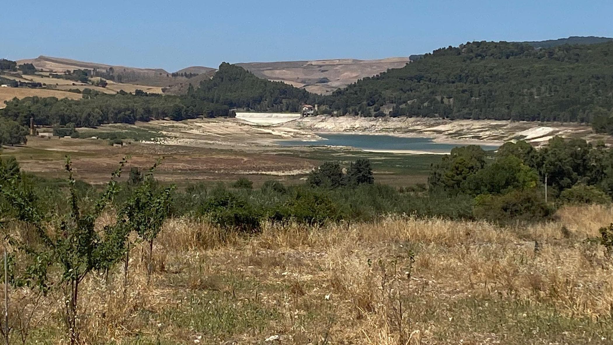 L’acqua color del fango. Così muore il Fanaco, un lago pozzanghera nel ...