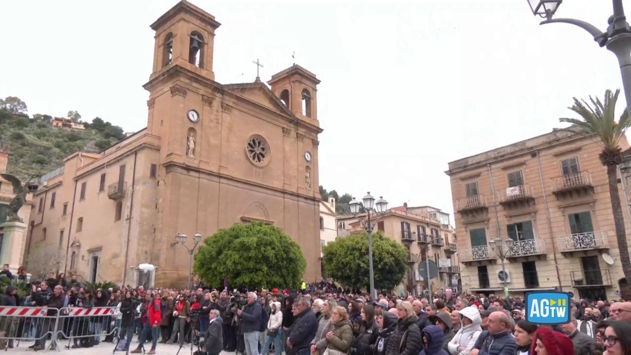 "L'amore non è ossessione": fiori, lacrime e cartelli ai funerali di ...