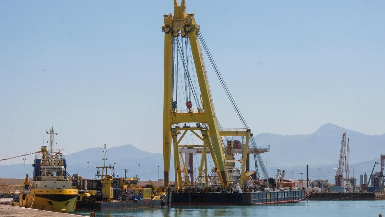 Bayesian, gru gigante in Sicilia per recuperare lo yacht affondato ...