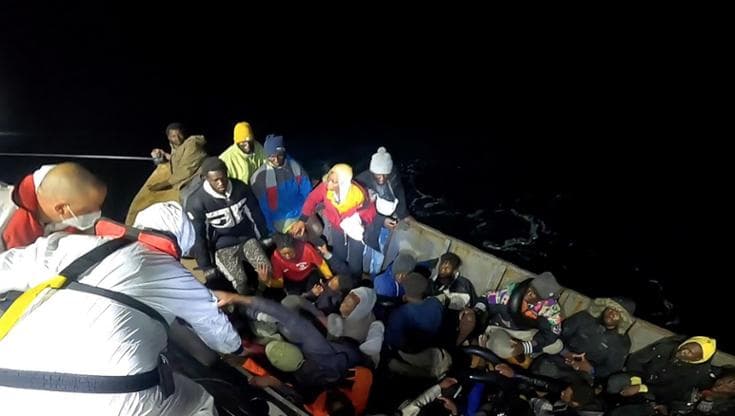 Sbarcano 41 migranti a Lampedusa. I 5S all’hotspot: “Il blocco navale ...