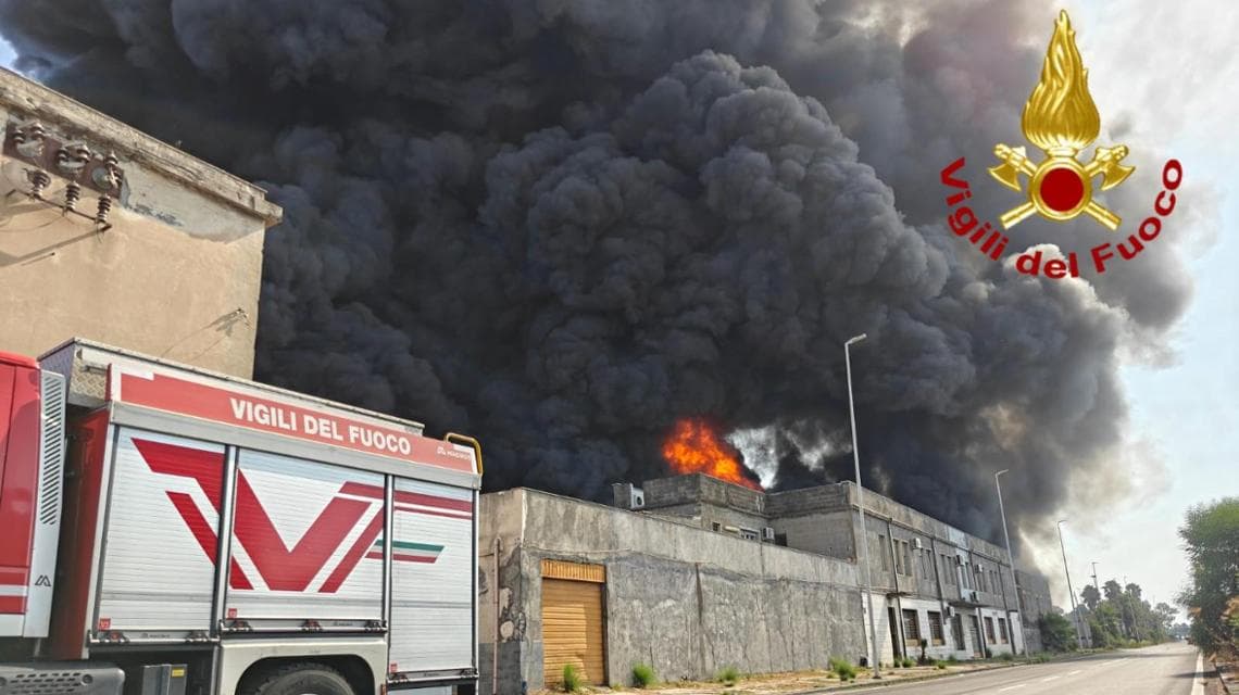 Incendio a Catania, nella zona industriale in centro di stoccaggio ...