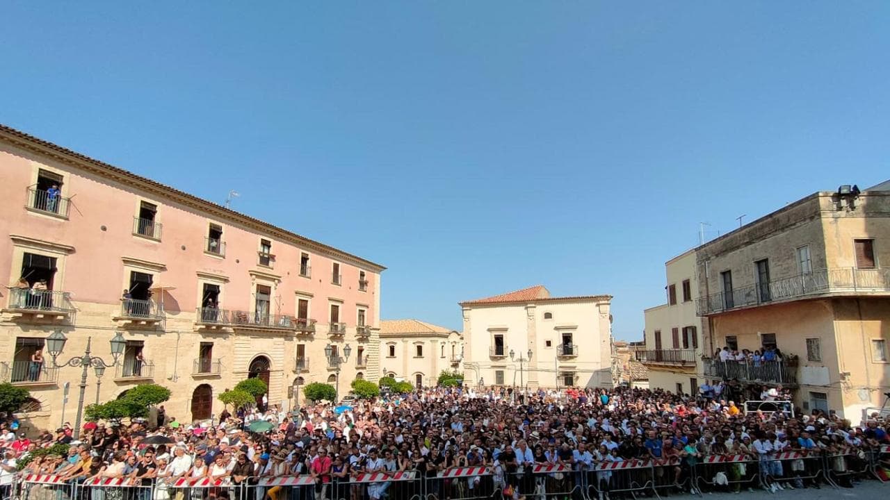 Funerali Pippo Baudo in diretta. In chiesa: i figli Tiziana e ...