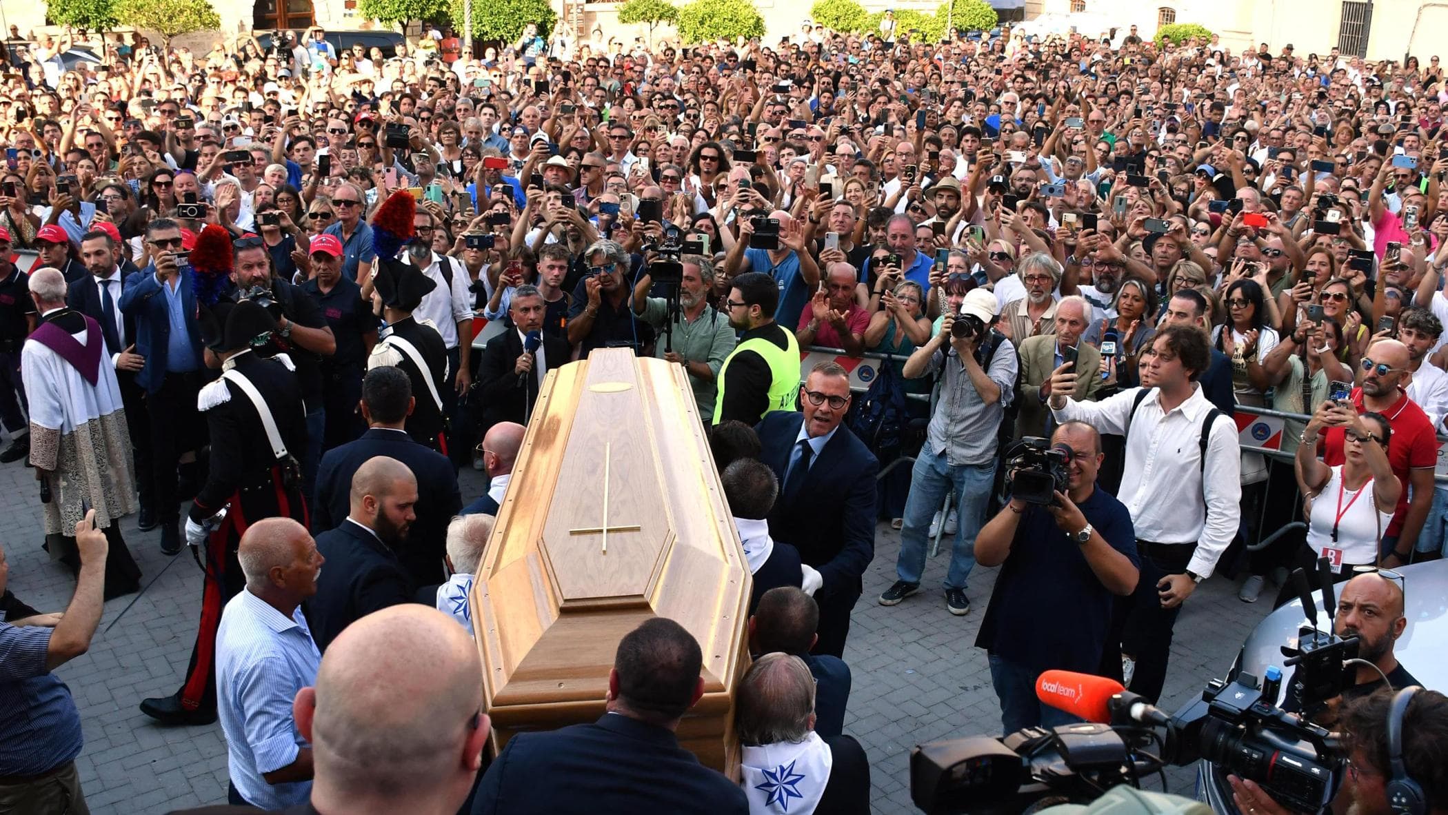 Funerali Pippo Baudo in diretta. In chiesa: i figli Tiziana e ...