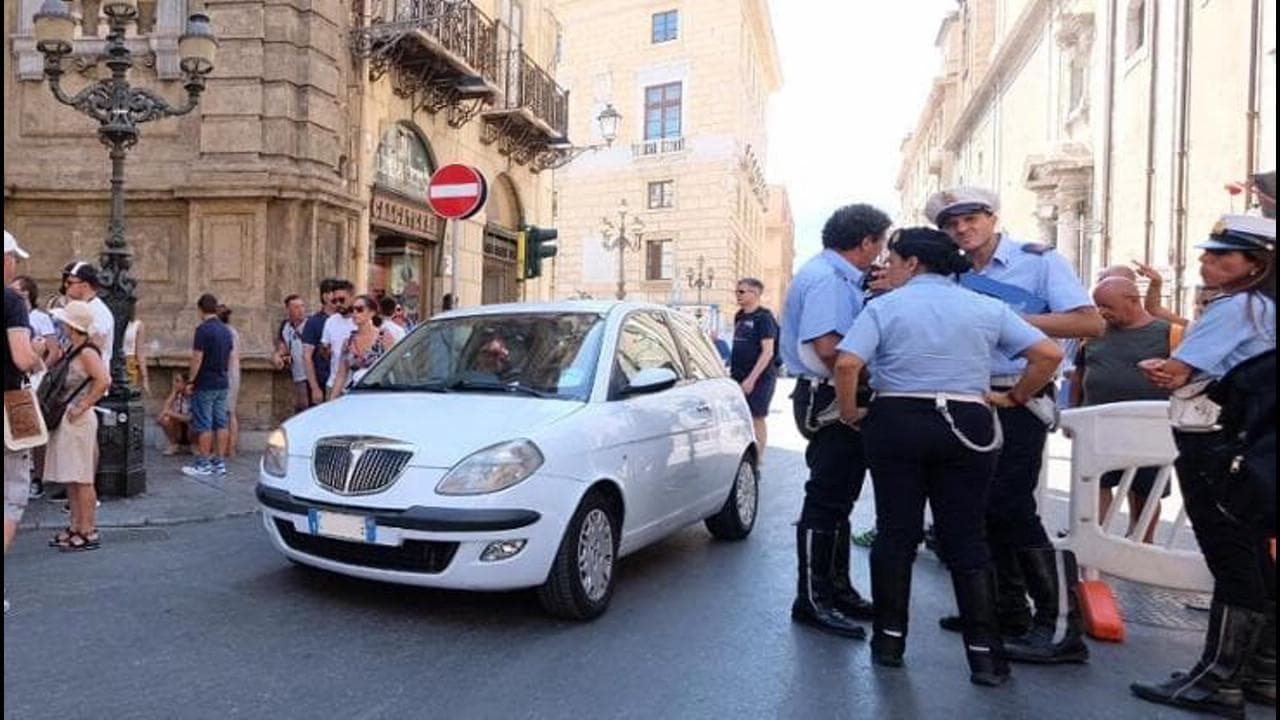 Palermo, col monopattino in una zona vietata: due vigili lo bloccano e ...