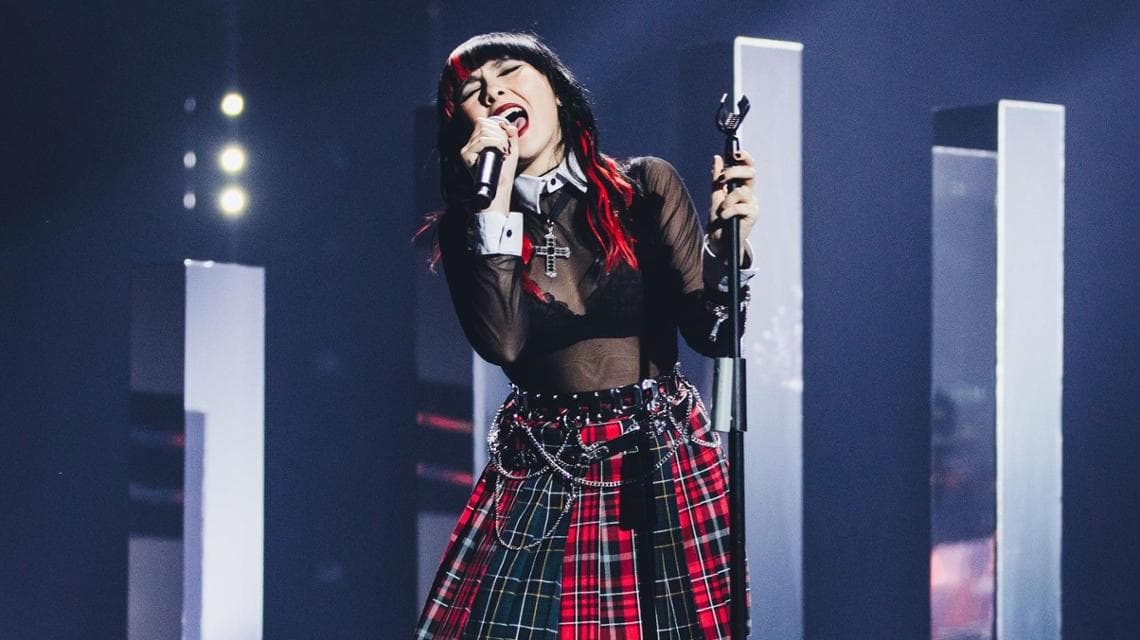 X Factor, la puntata degli inediti premia ancora Rob e Delia che canta ...