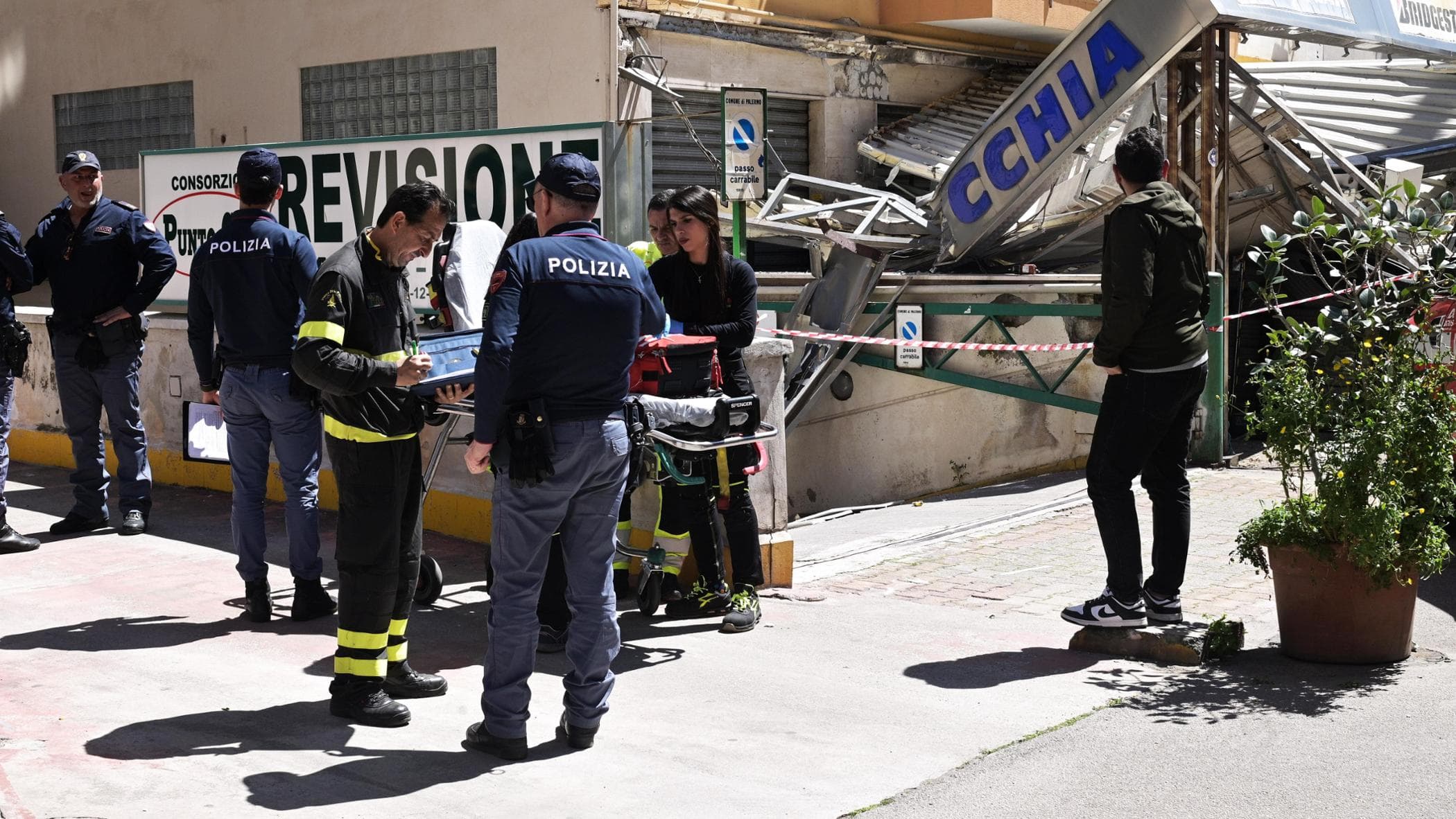 Cede il braccio della gru, due operai morti. Lavoravano in nero - la ...
