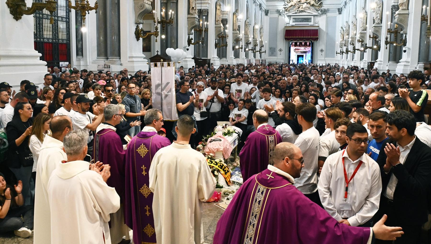 In migliaia ai funerali di Alessia La Rosa, la tifosa del Palermo ...