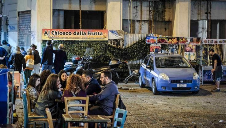 Avance a 16enne e rissa a colpi di bottiglie in piazza Caracciolo, due ...