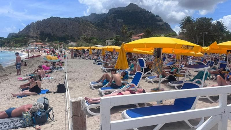 Tanti turisti ma poca folla, a Mondello prende il via la stagione più ...