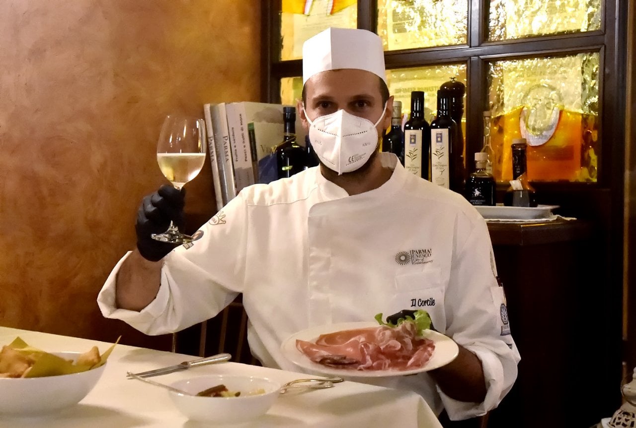 Parma, con il Dpcm al ristorante si va per la merenda - Foto - la ...