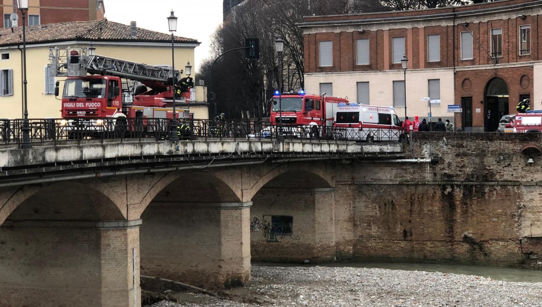 Parma, precipita dal ponte Dattaro: uomo in gravi condizioni - la ...