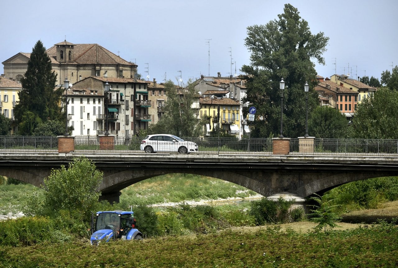 Sfalci nel torrente Parma: trattore in azione - foto - la Repubblica