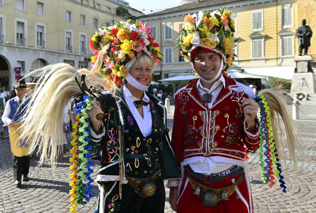 Parma, le maschere italiane invadono il centro - foto - la Repubblica