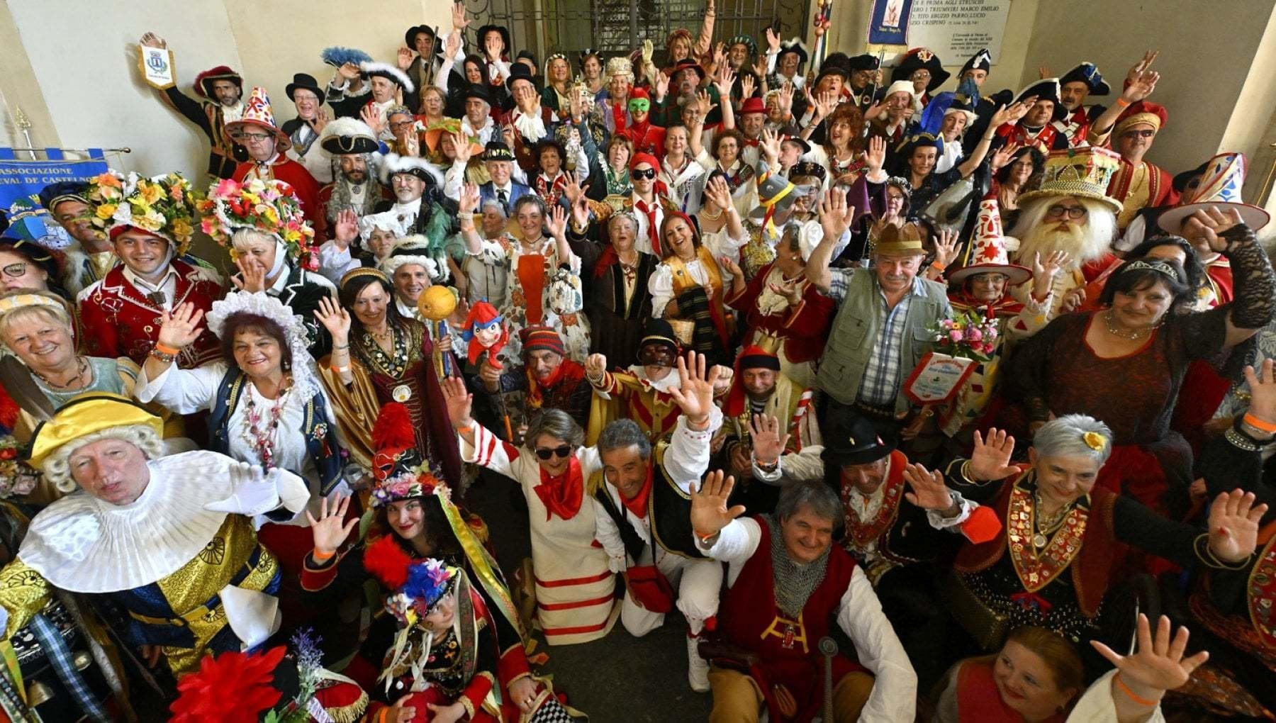 Maschere italiane, allegoria e tradizione sfilano in centro a Parma ...