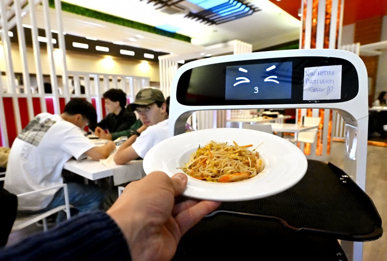 Parma, il sushi servito ai tavoli dai robot - foto - la Repubblica