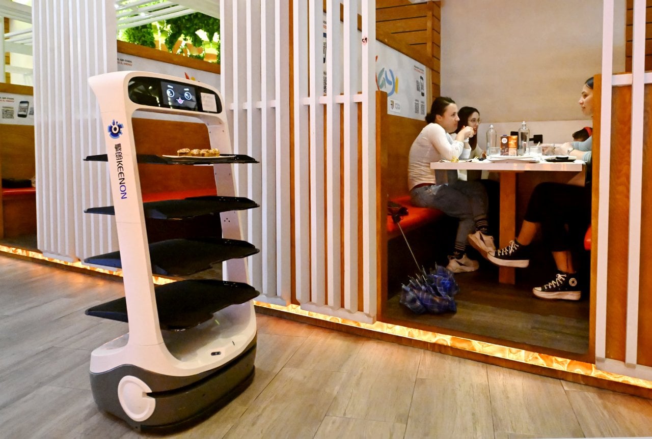 Parma, il sushi servito ai tavoli dai robot - foto - la Repubblica
