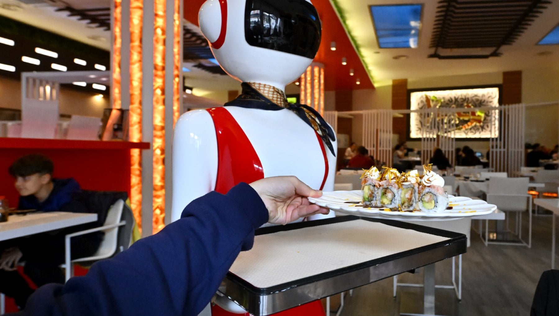 Parma, il sushi servito ai tavoli dai robot - foto - la Repubblica