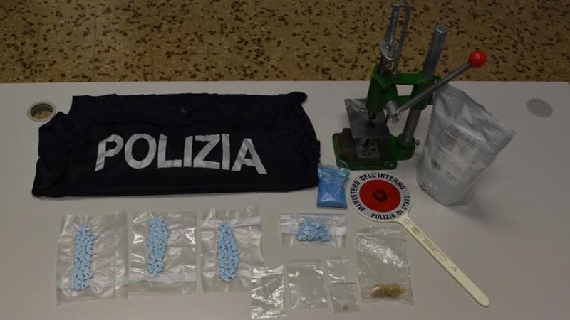 Nascondono 200 pasticche di ecstasy e 25 grammi di metanfetamina in un ...
