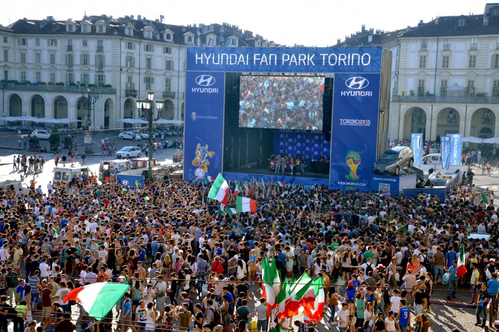 Maxischermo in piazza Vittorio per #ItaliaCostarica - la Repubblica