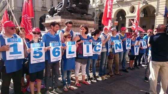 Torino, lavoratori Ibm in piazza: "No ai 156 licenziamenti" - la Repubblica