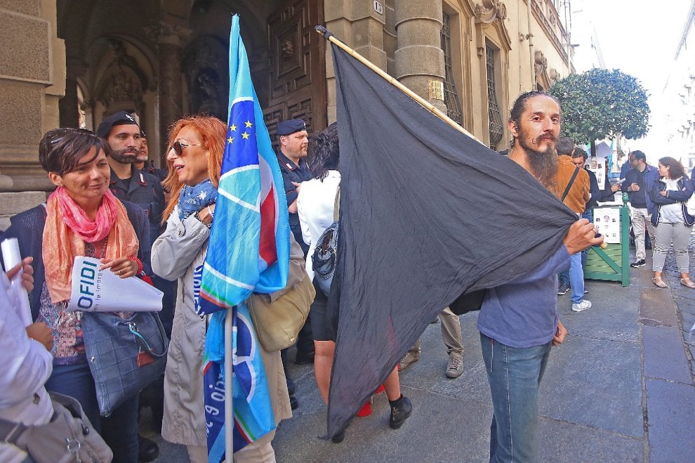 La protesta dei lavoratori Eurofidi davanti alla Regione - la Repubblica