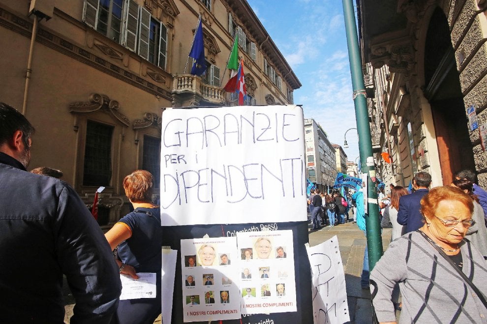 La protesta dei lavoratori Eurofidi davanti alla Regione - la Repubblica