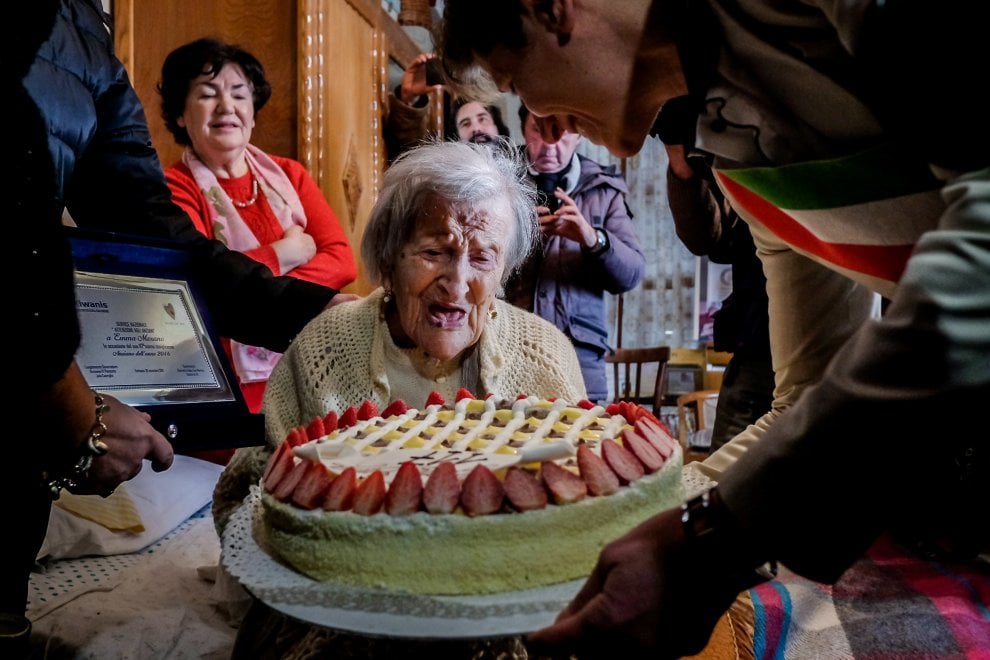 Verbania, la "nonnina del mondo" Emma Morano compie 117 anni - la ...