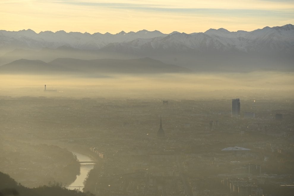 Torino, ecco la cappa di smog sulla città. E sarà così fino a sabato ...