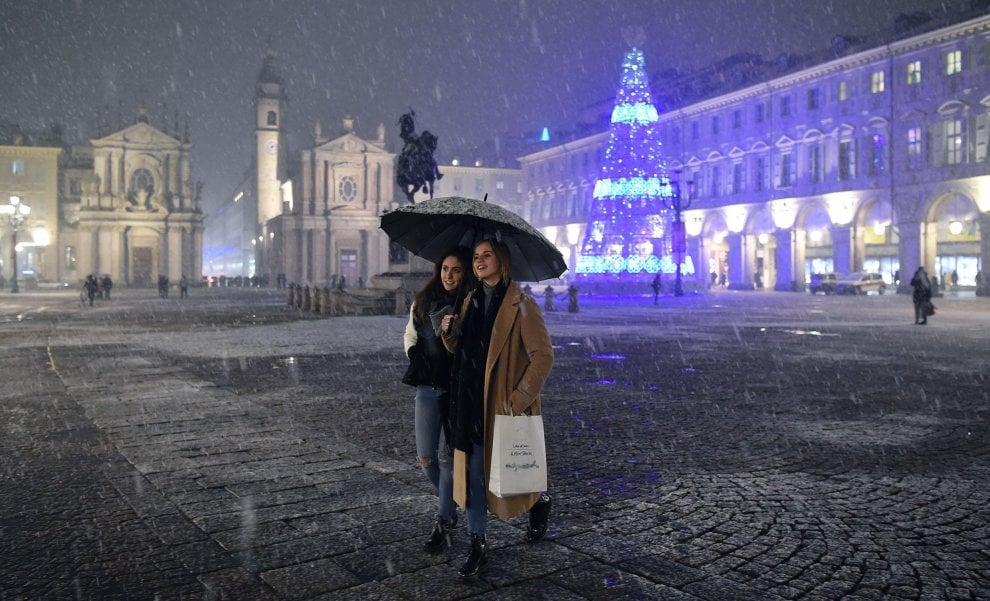 I primi fiocchi di neve dell'inverno a Torino - la Repubblica
