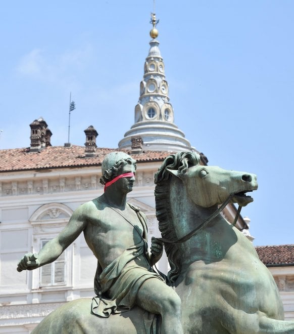 Bende rosse alle statue di Torino: "Toglietele dagli occhi e ...