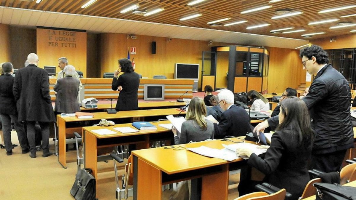 Torino, giudice accenna a uscire dall'aula prima che intervenga il ...