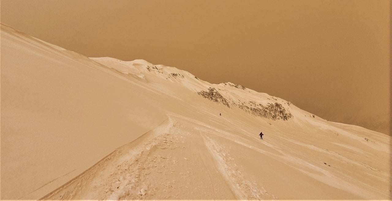 L'emozione di una discesa sulla neve rossa del Monte Bianco - la Repubblica