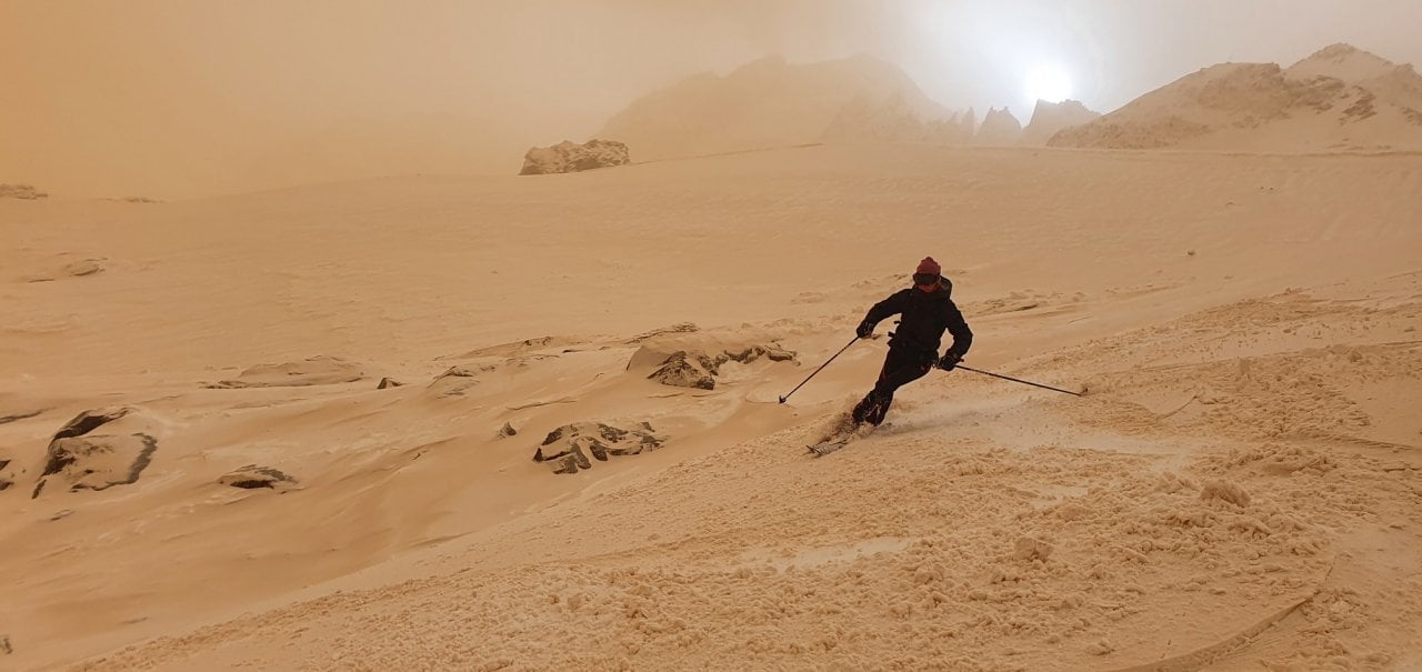 L'emozione di una discesa sulla neve rossa del Monte Bianco - la Repubblica