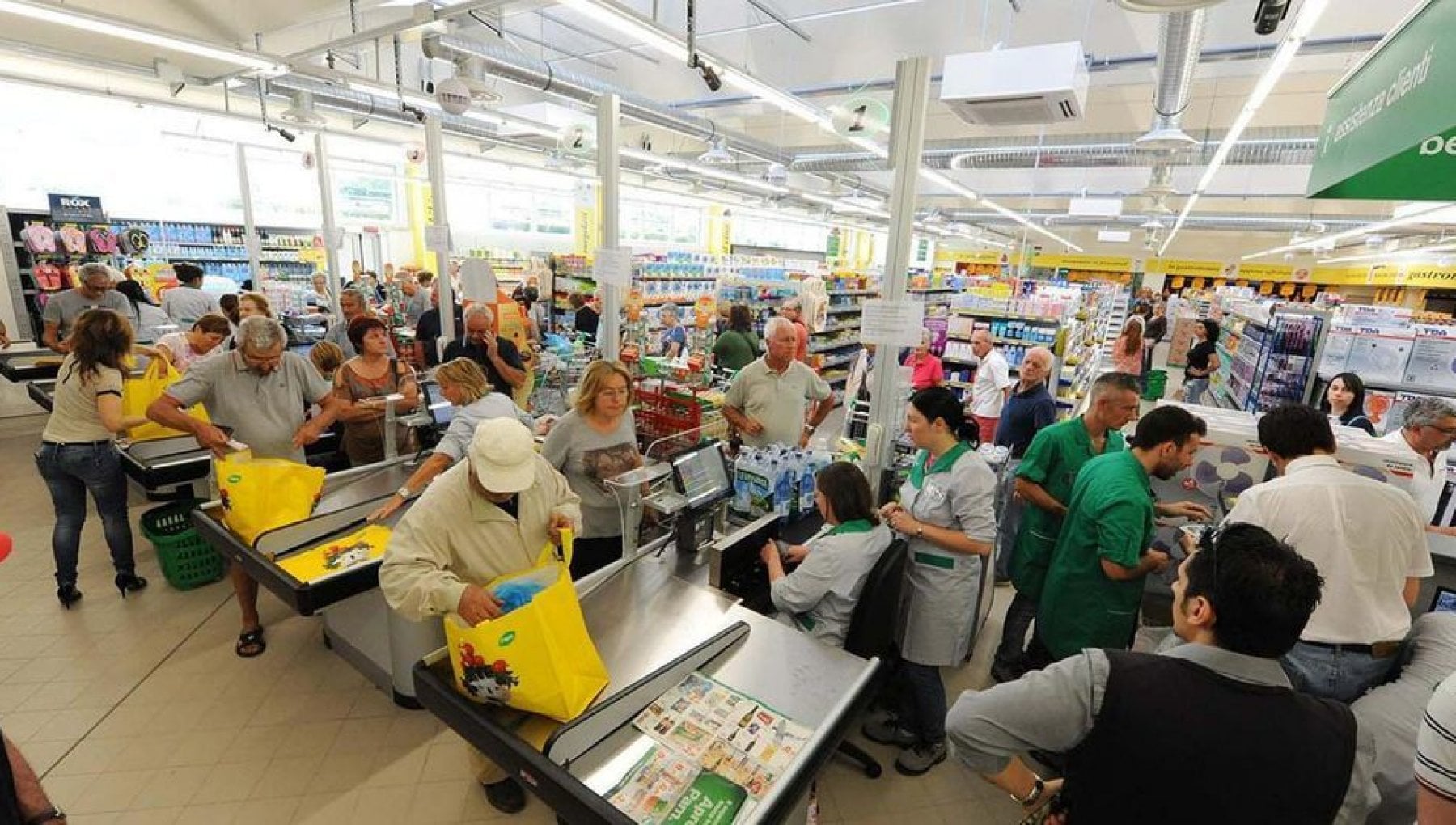 Al supermercato la cassiera farà anche le pulizie: dipendenti Pam in ...