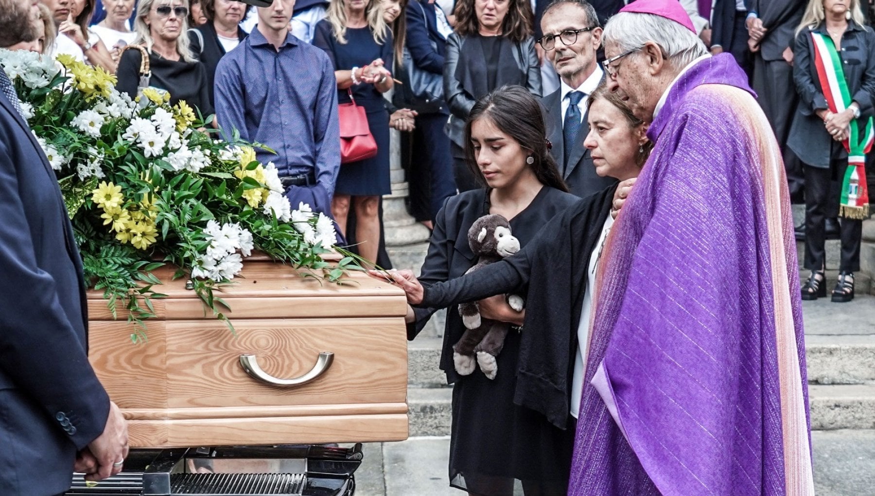 L'ultimo saluto a Carlotta Grippaldi, la giovane donna colpita da una ...