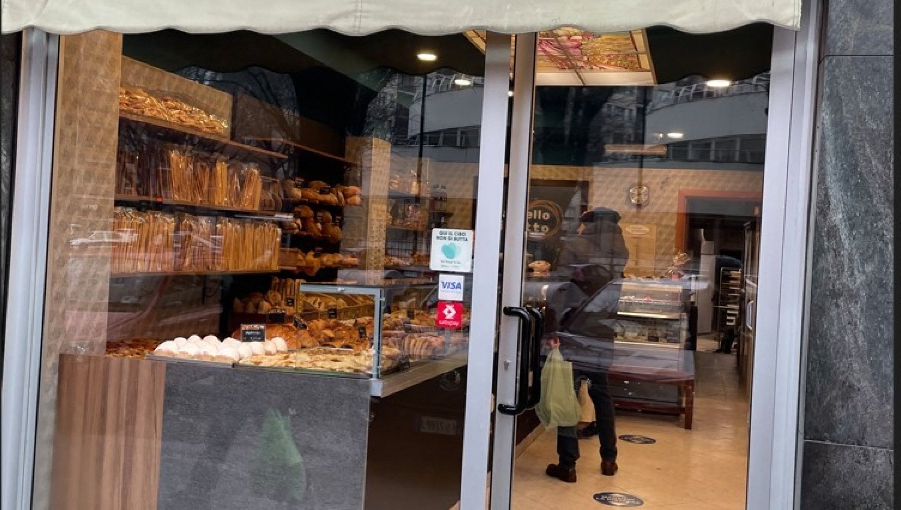 L’inconfondibile sapore di un trancio di pizza infornato in panetteria ...