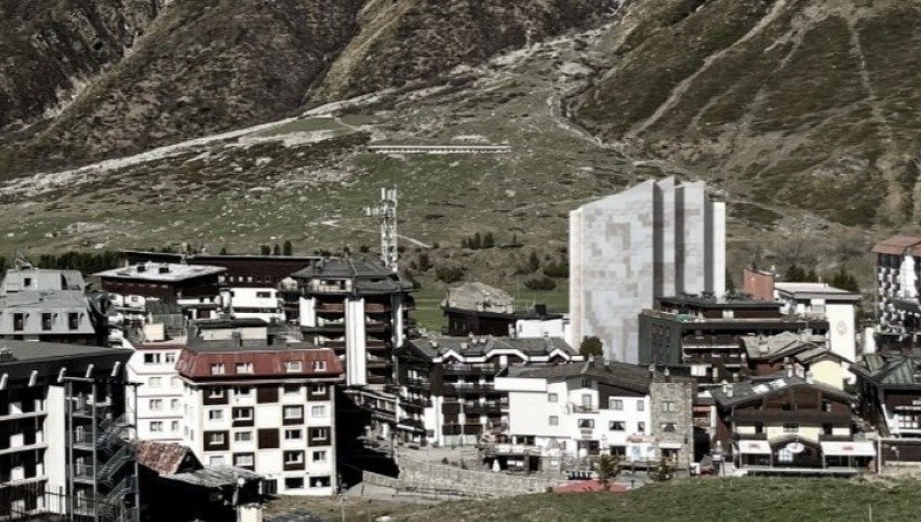 Turisti in rivolta a Cervinia: “Quel residence è un ecomostro” - la ...