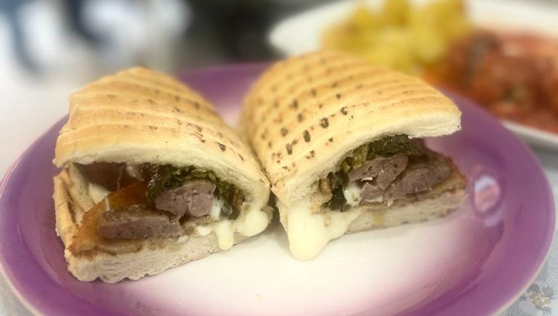 Alla macelleria Allegra carne grigliata sul momento, panini farciti e ...