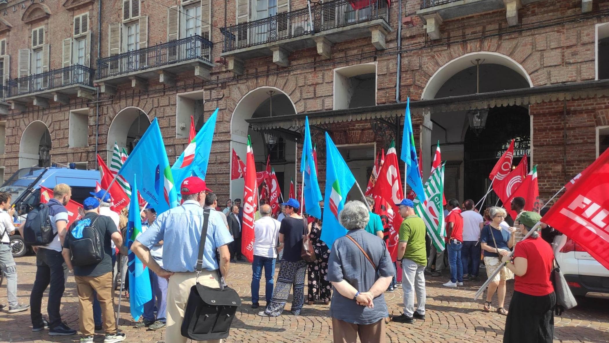 “Ufficio immigrati servizio indecente”: la protesta dei sindacati per ...