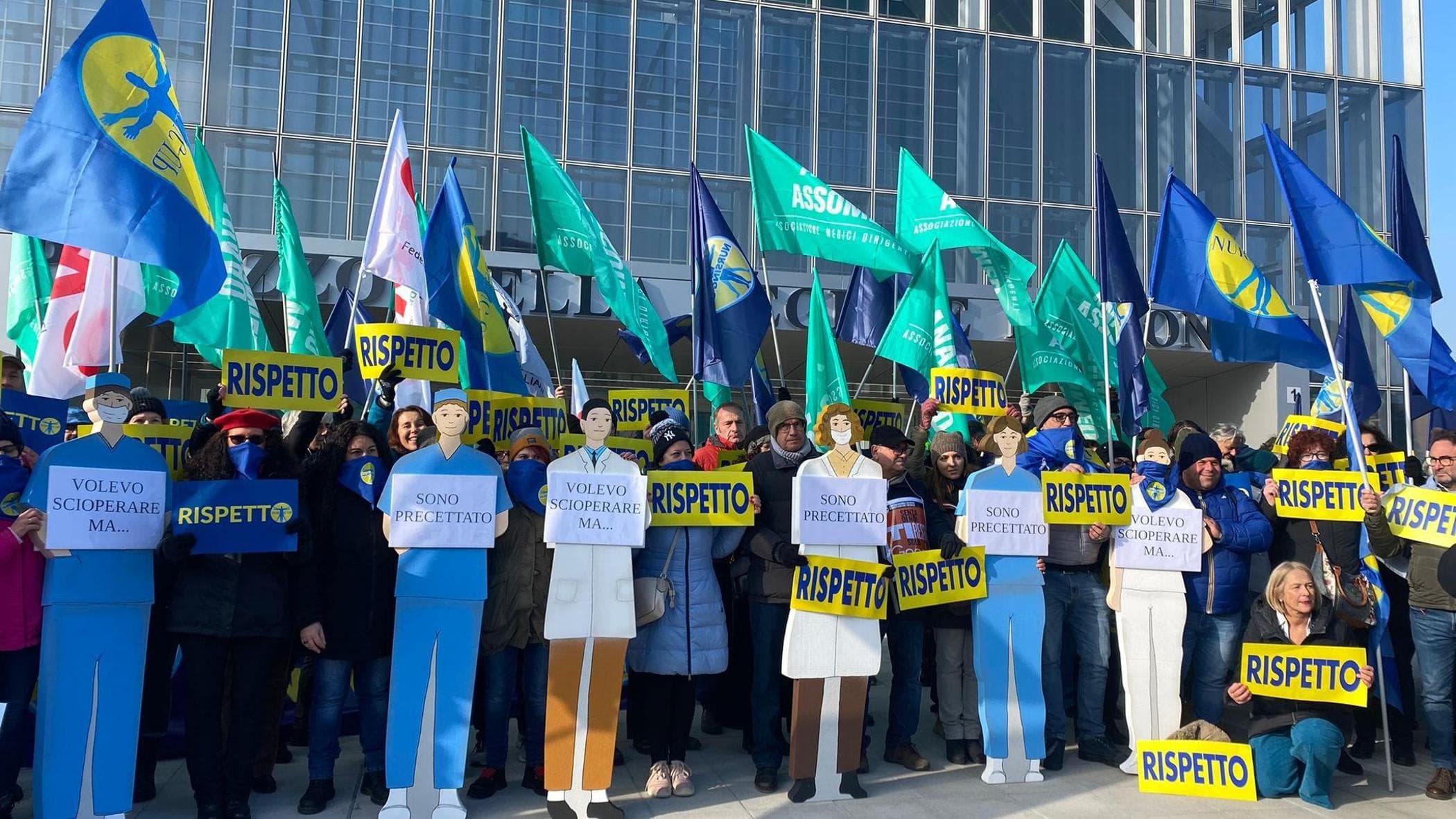 Medici e infermieri in corteo per difendere la sanità pubblica ...