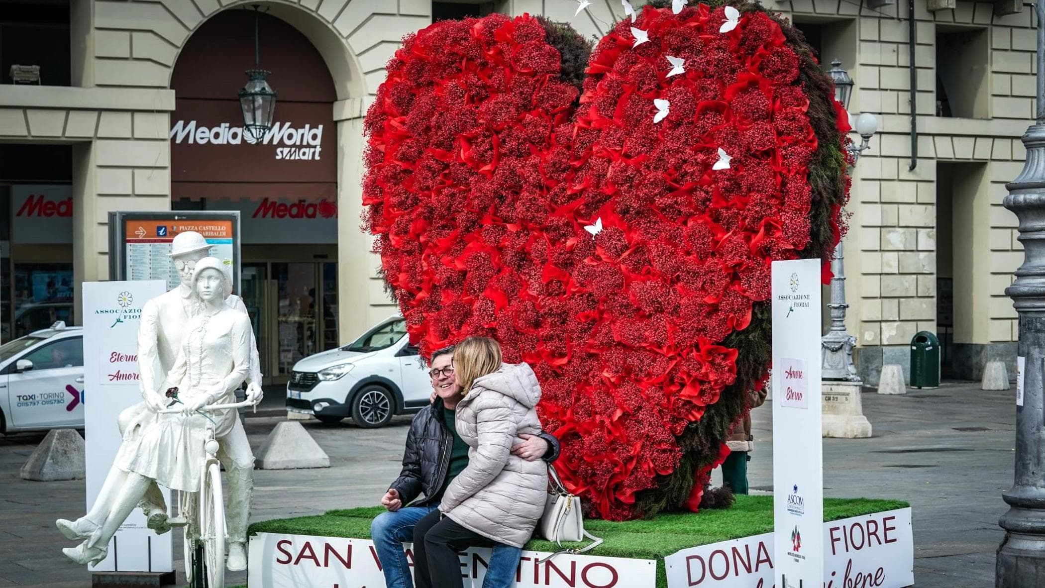 Per San Valentino in piazza Castello è sbocciato un cuore di fiori ...