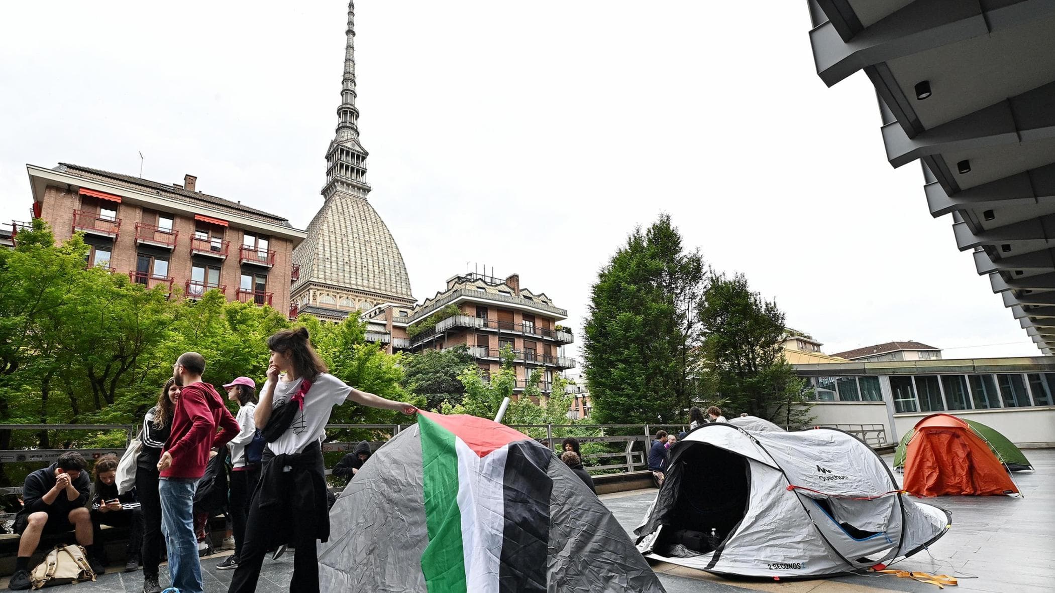 Nelle università di Torino scatta la protesta delle tende: “Basta ...