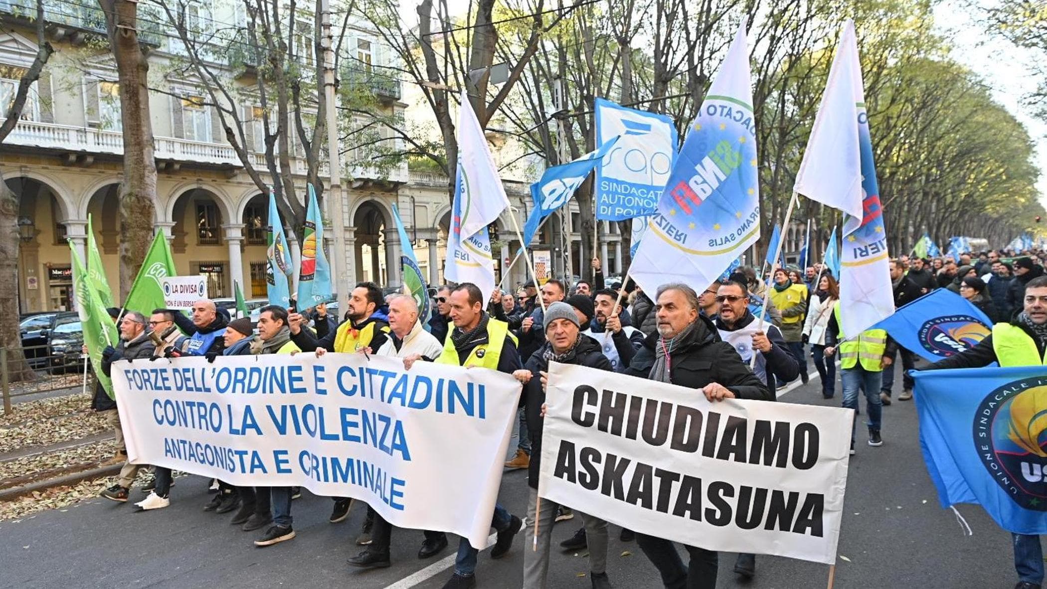 Carabinieri, poliziotti e finanzieri uniti in corteo a Torino:“Giù le ...