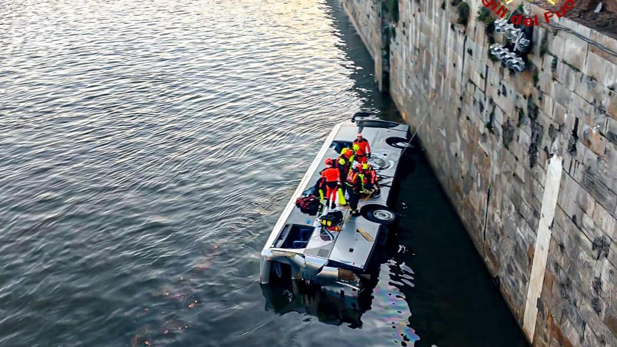 Torino, bus turistico cade da un ponte: morto l'autista - la Repubblica