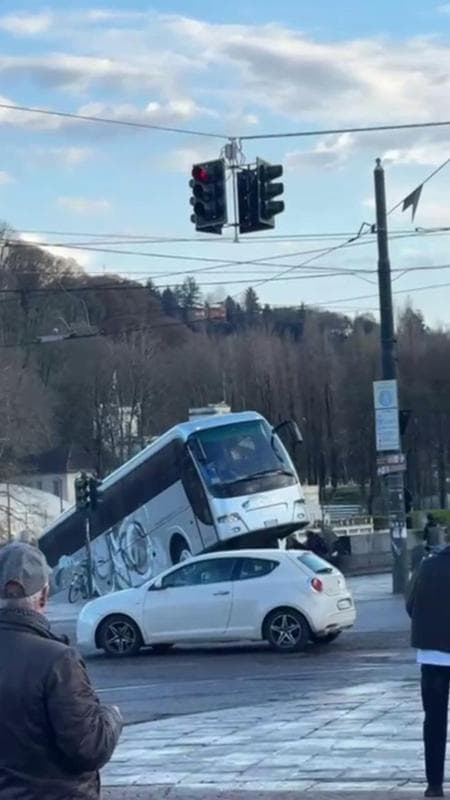 Torino, bus turistico cade da un ponte: morto l'autista - la Repubblica