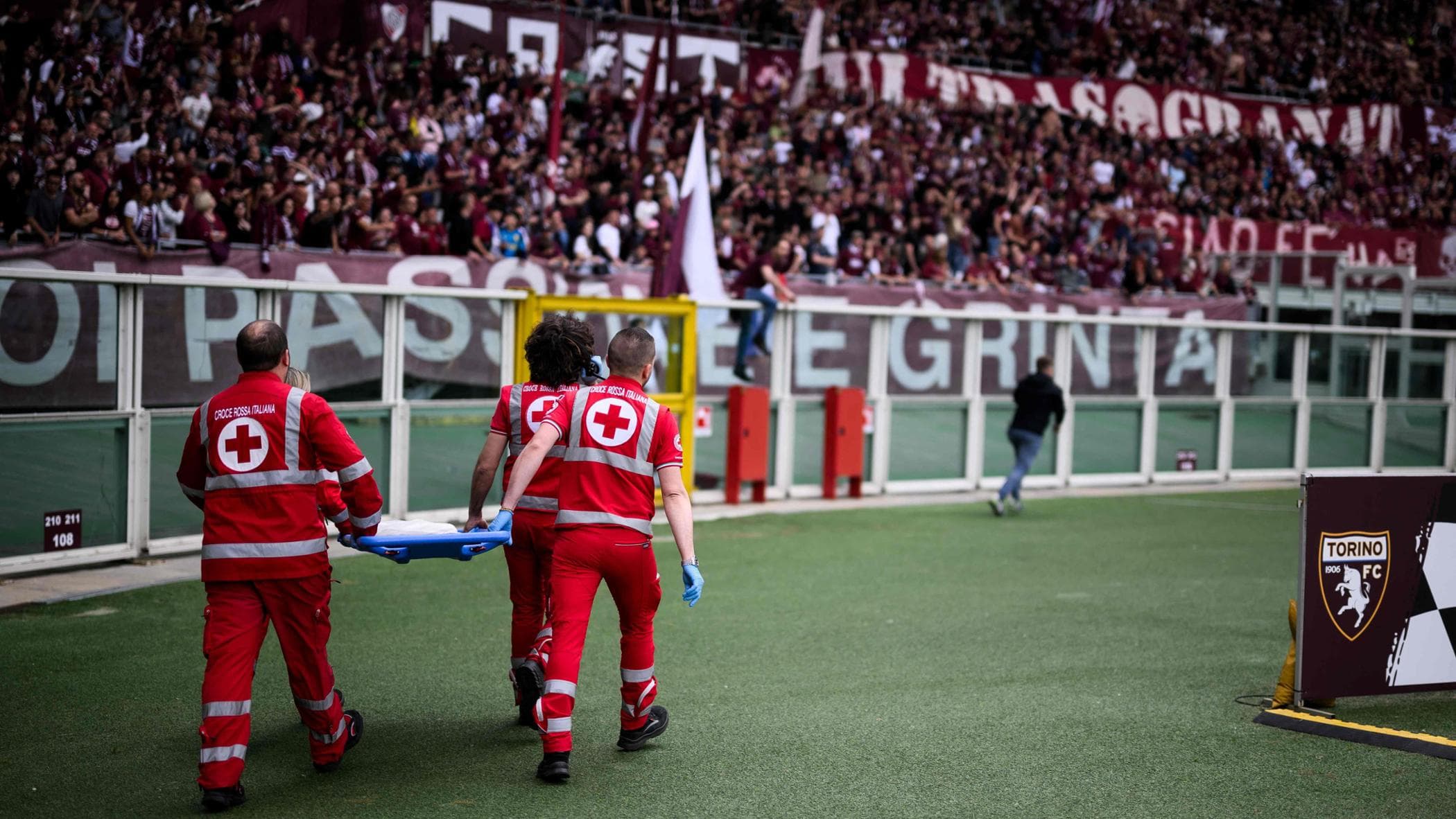 Due ultrà cadono dalla balaustra, Toro-Inter sospesa per alcuni minuti ...