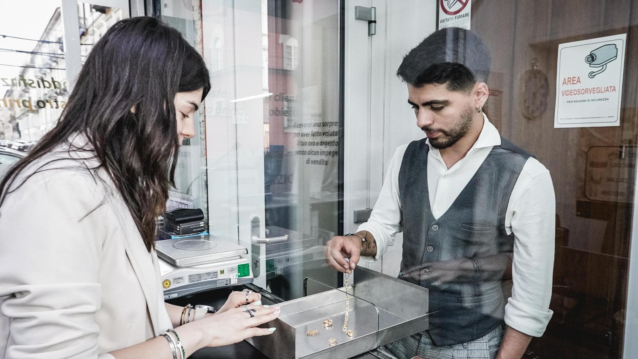 Paura degli scippi o necessità, c’è chi vende e chi compra i tesori di ...